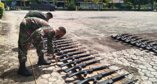 Patuhi Prokes dengan Pakai Masker, Anggota TNI Lakukan Pengecatan ...