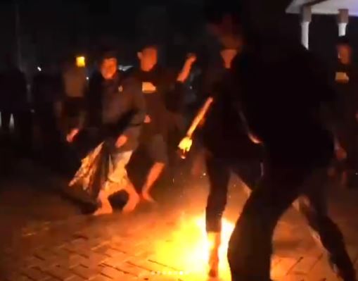 Tradisi Brojo Geni: Sepak Bola Api di Pondok Pesantren Tremas ...
